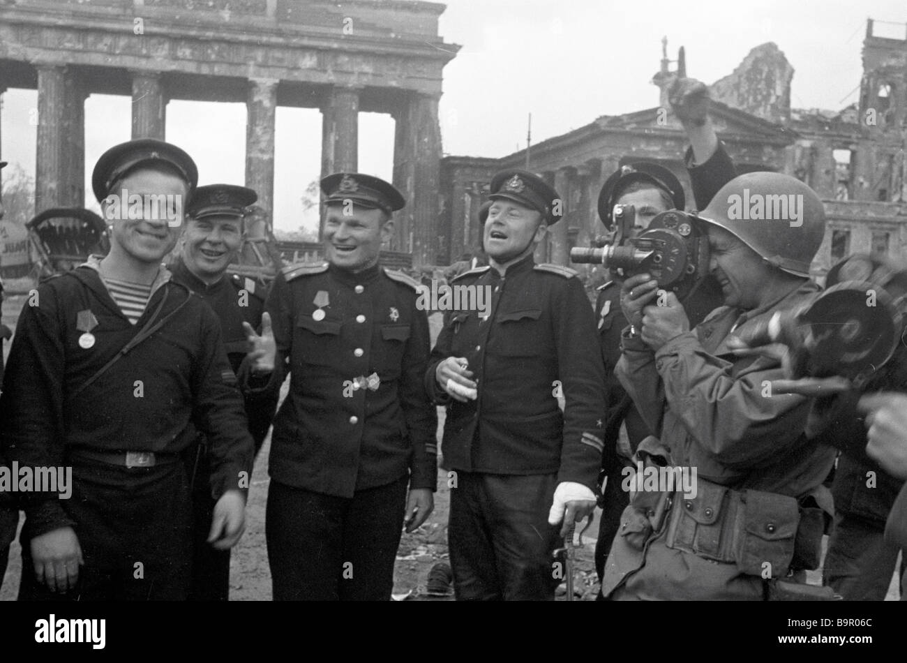 An American war correspondent taking a picture of Soviet sailors heroes ...