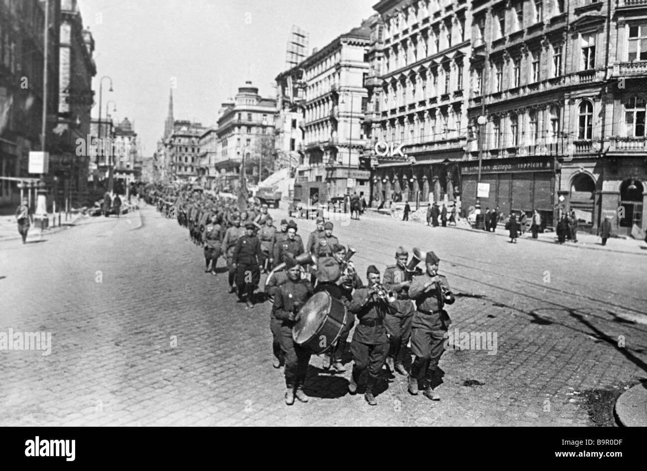 Soviet infantrymen marching along the streets of Vienna Stock Photo - Alamy