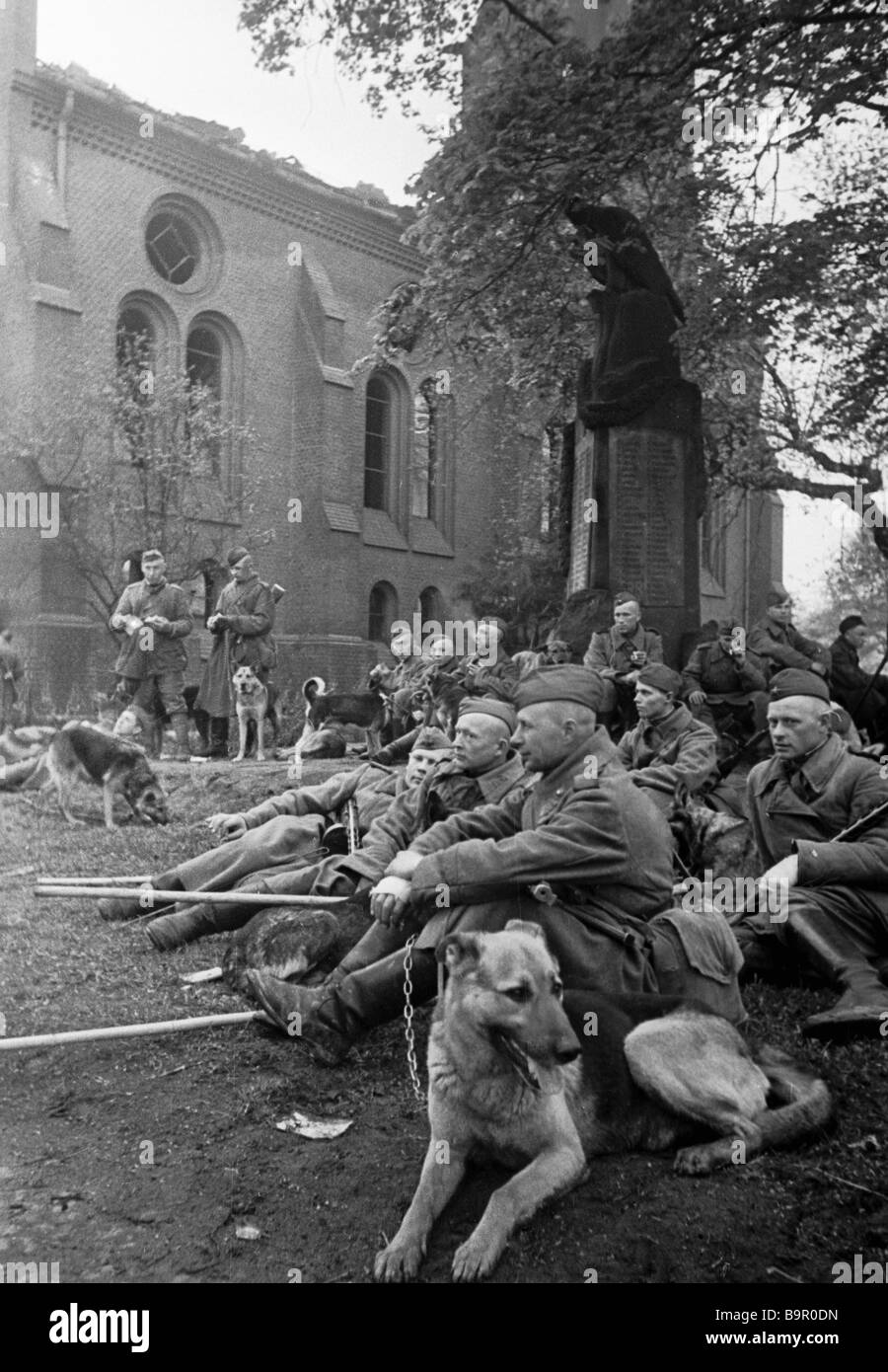 Soviet combat engineers having rest in Berlin Stock Photo - Alamy