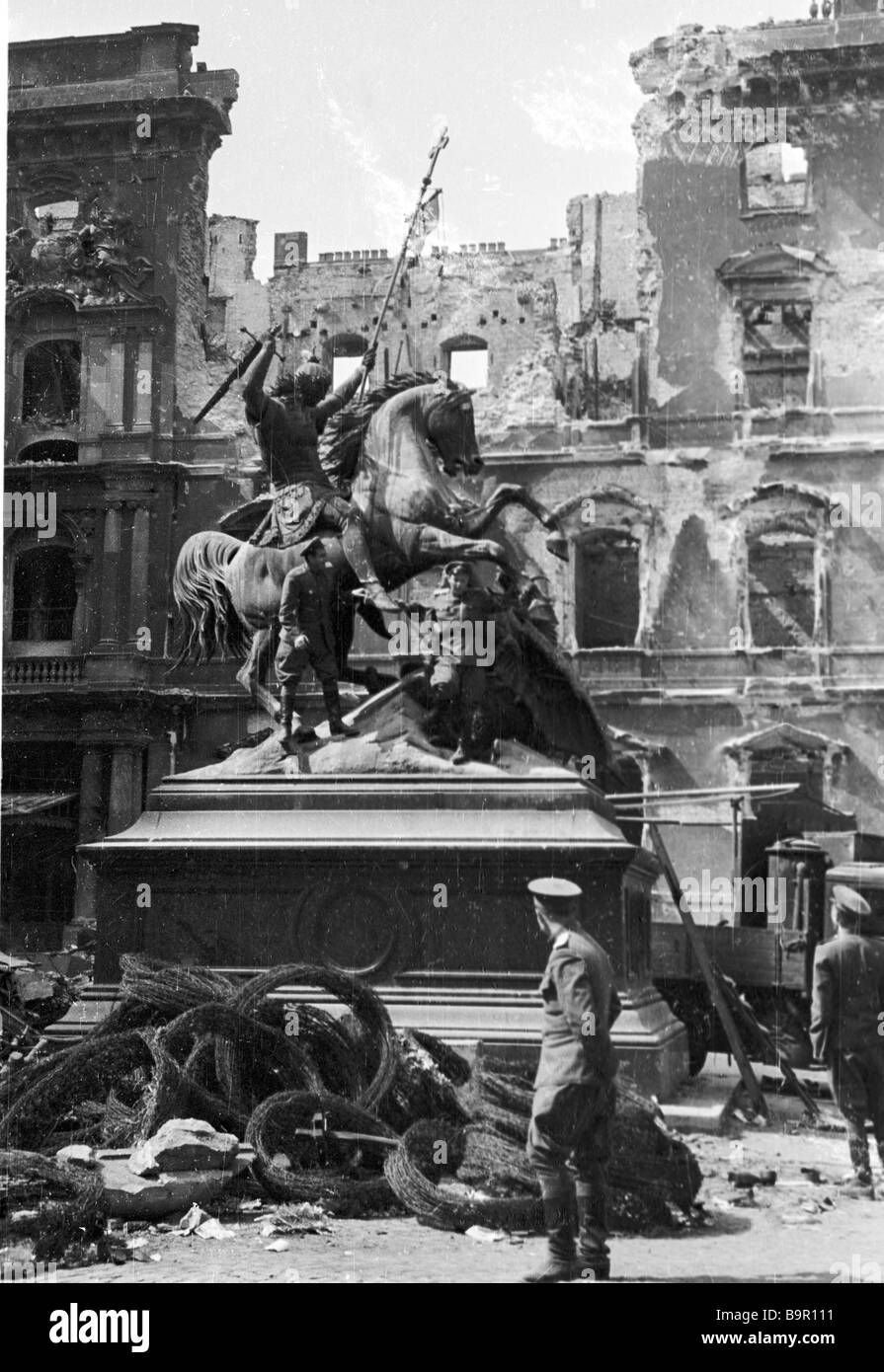 Soviet warriots on Alexander Platz Stock Photo - Alamy
