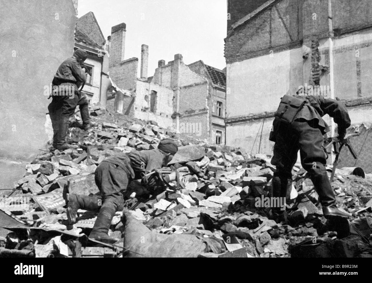 Soviet soldiers fighting in Berlin Stock Photo - Alamy