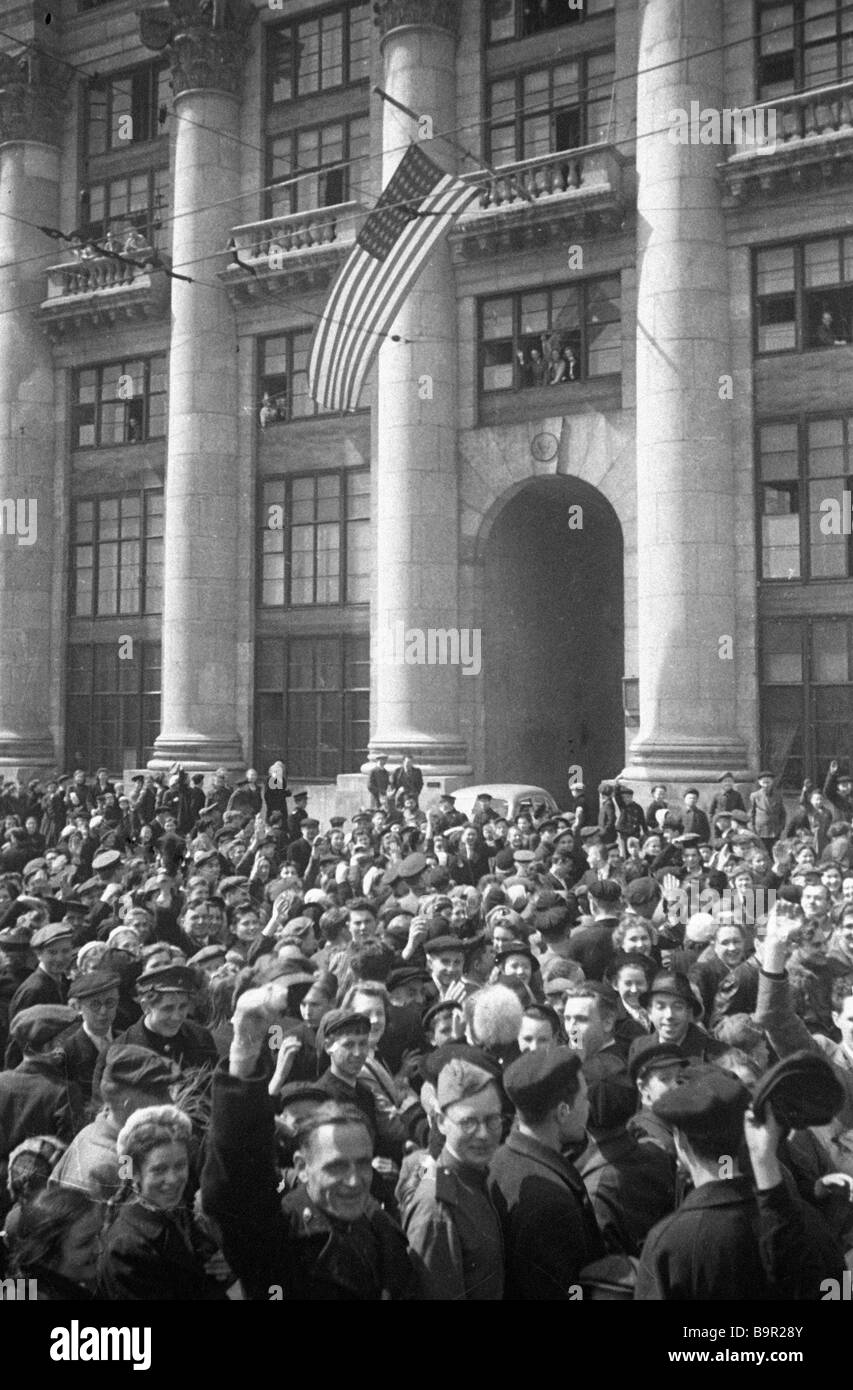 Soviet citizens at the US embassy on the Victory Day Stock Photo - Alamy