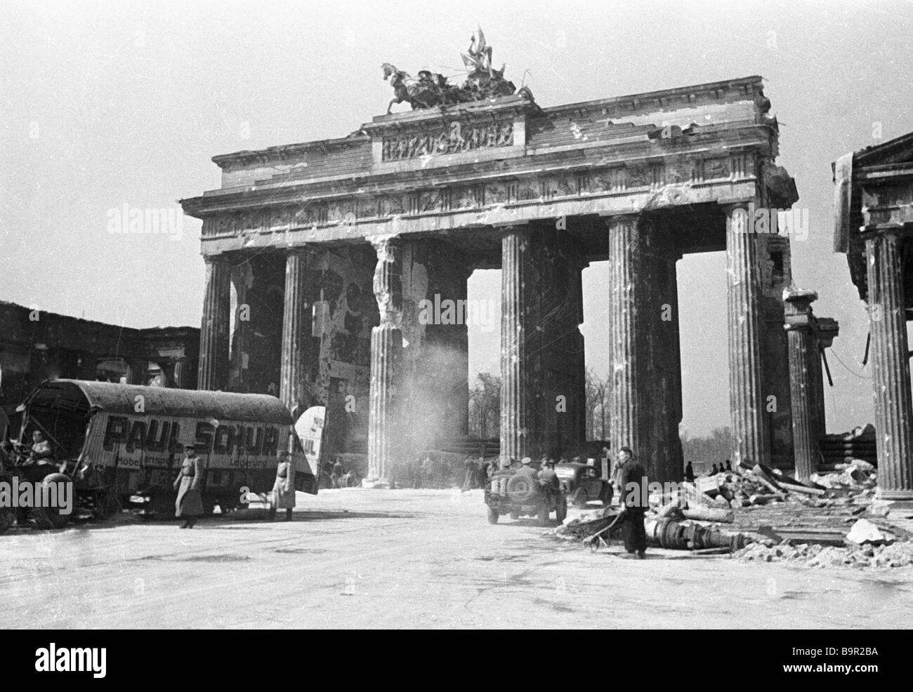 Brandenburg gates destroyed Stock Photo - Alamy