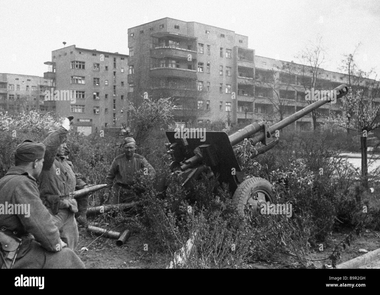 Soldiers of a Soviet artillery unit fighting on the streets of Berlin ...