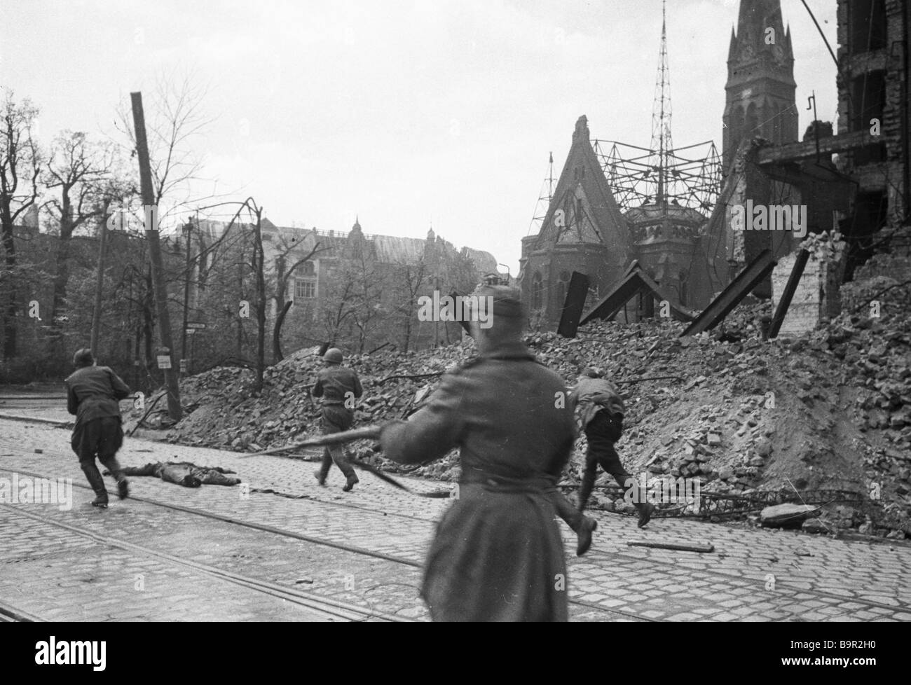Soviet troops streets fighting Berlin Stock Photo - Alamy