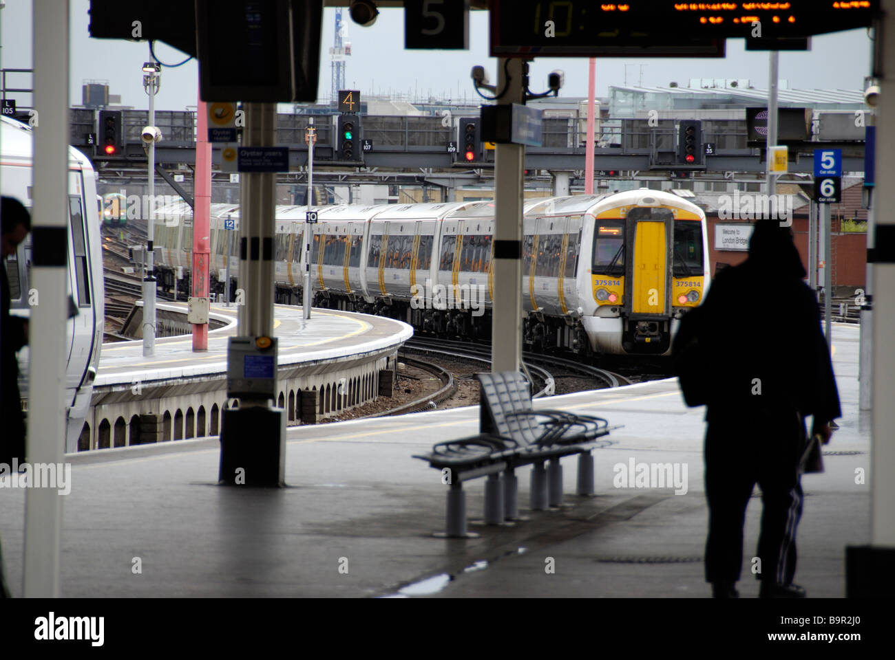 train arriving London Bridge Station London Stock Photo - Alamy