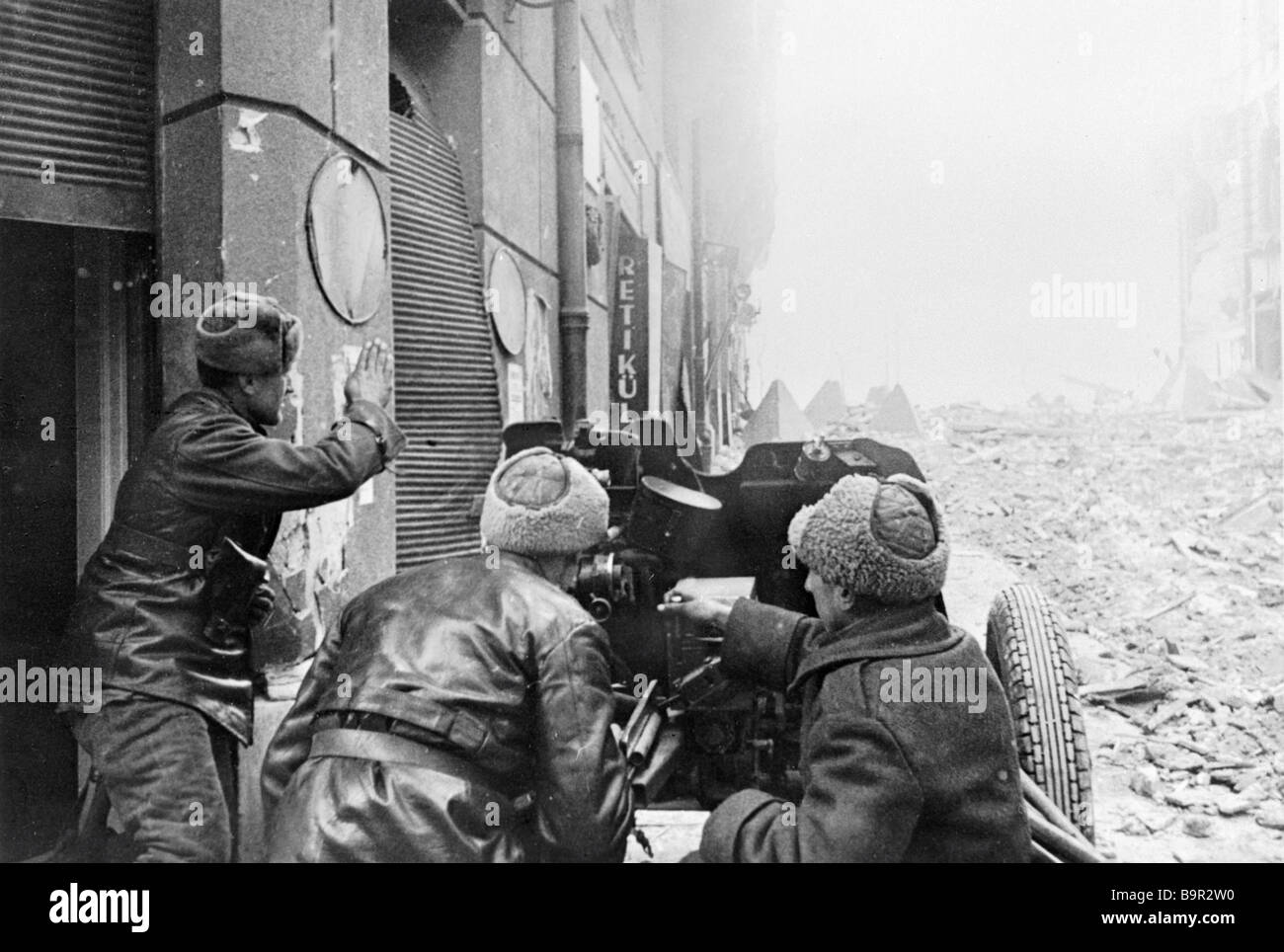 Soldiers fighting on the streets of Budapest Stock Photo - Alamy