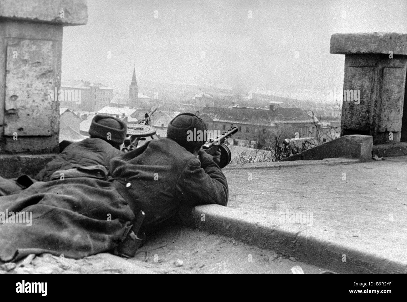 Soldiers of a rifle division fighting in Budapest Stock Photo - Alamy