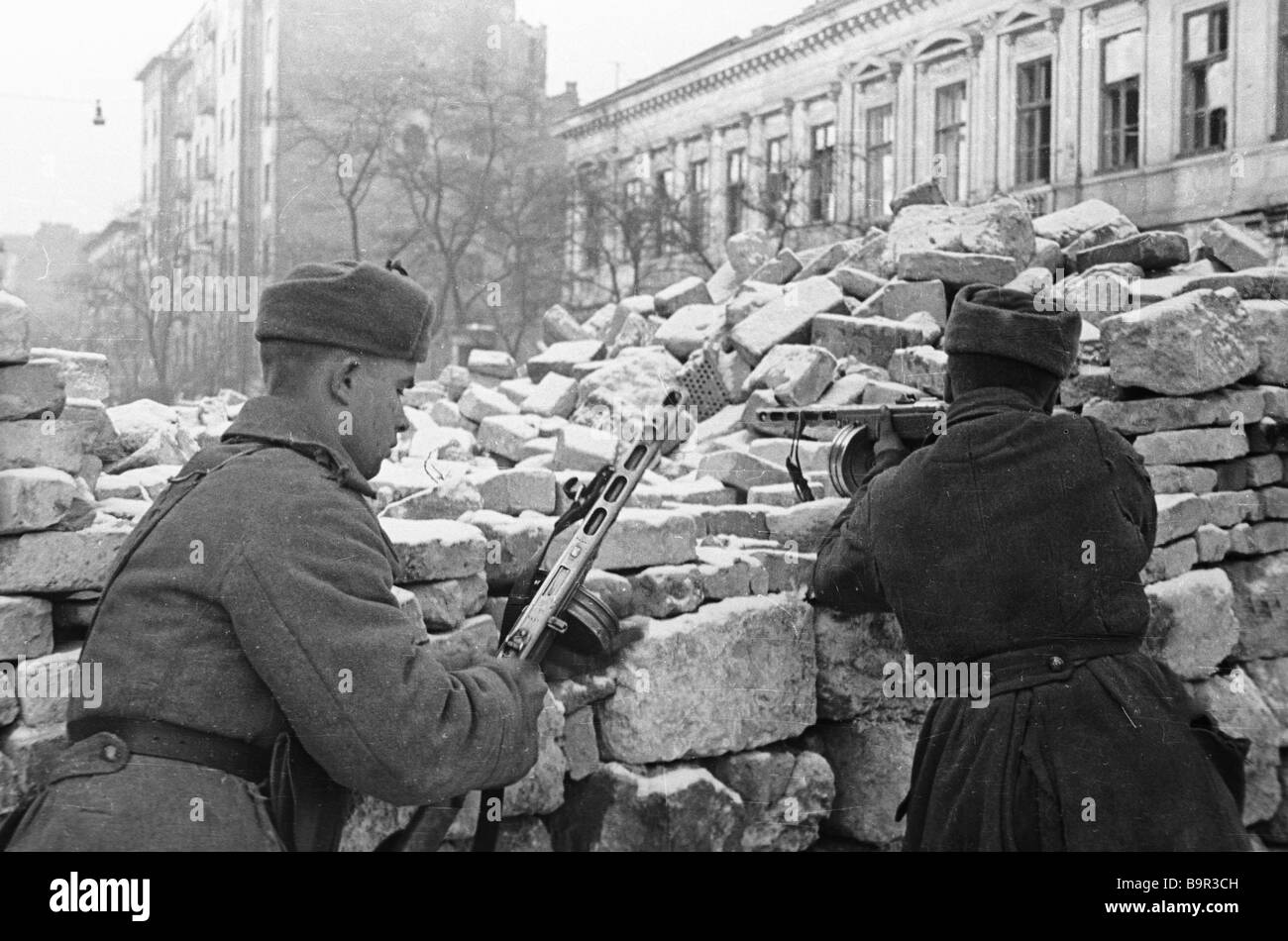 Soviet soldiers in Budapest during the 1941 1945 Great Patriotic War ...