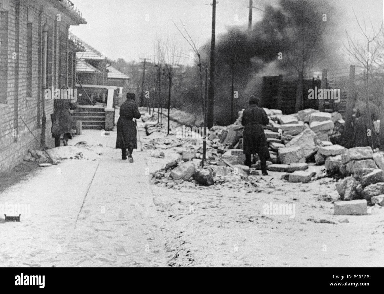 Soviet machine gunners fighting in Budapest Stock Photo - Alamy