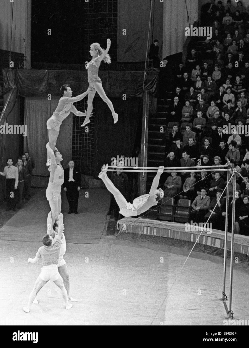 Acrobats And Circus Black and White Stock Photos & Images - Alamy