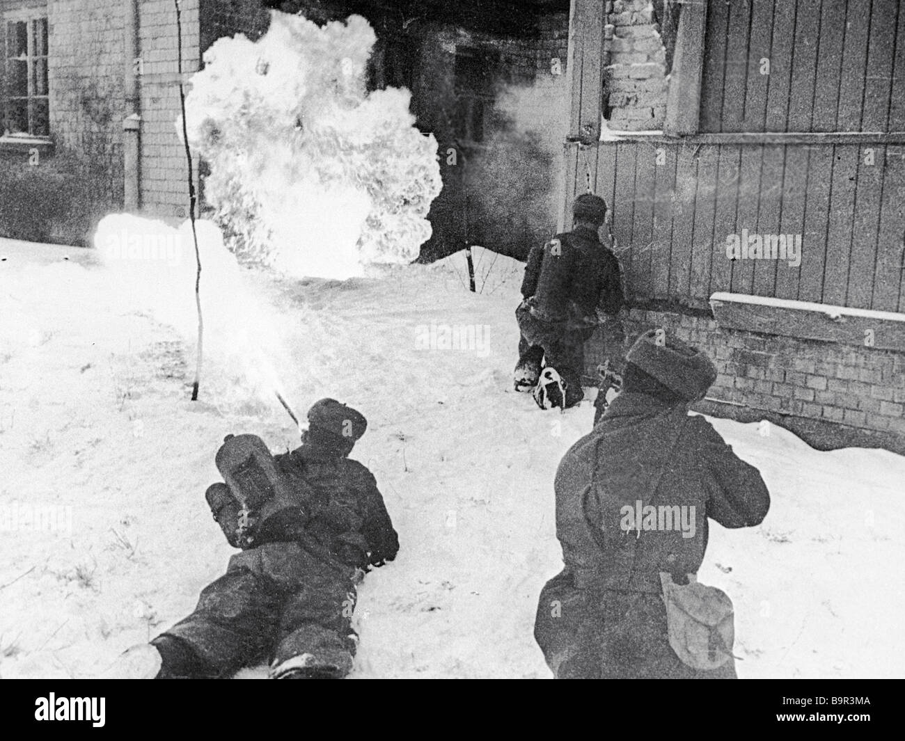 Soviet soldiers fighting on a Budapest street Stock Photo - Alamy