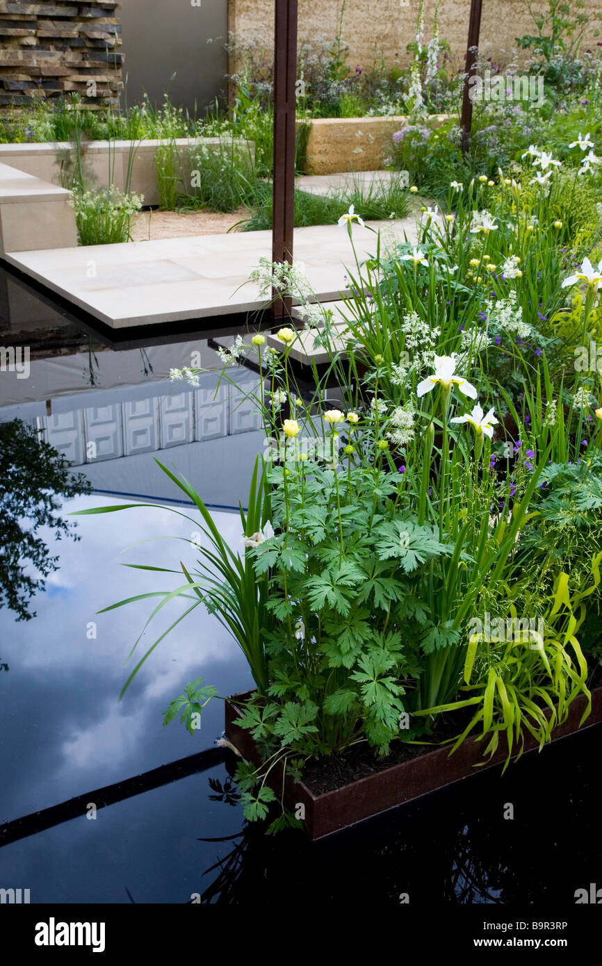 Garden steel water feature hi-res stock photography and images - Alamy
