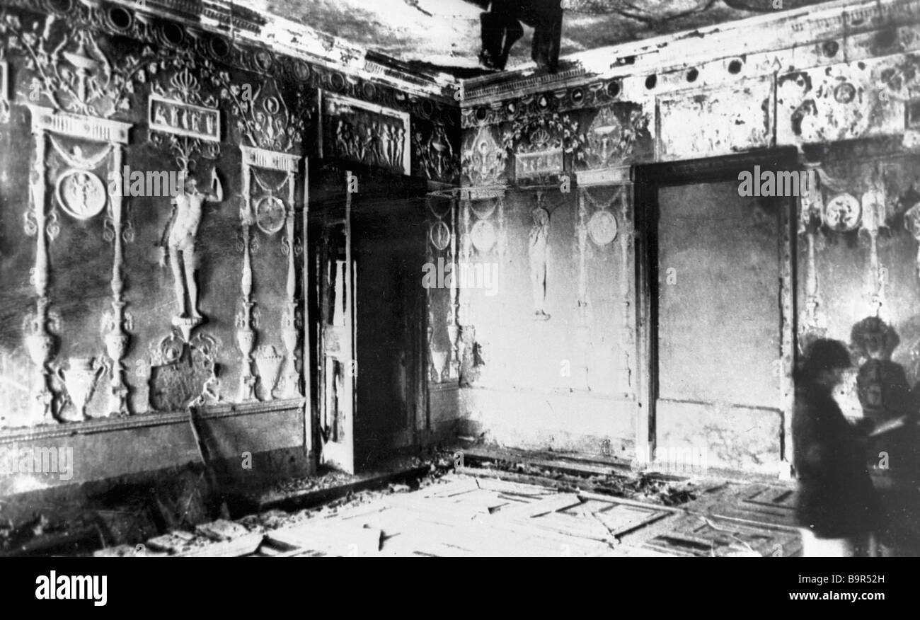 The green dining room in the Catherine Palace in Tsarskoye Selo ...