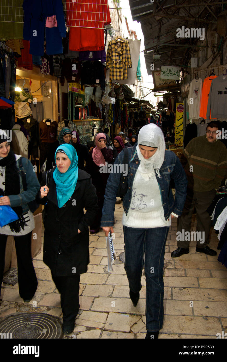 Arab women shopping hi-res stock photography and images - Alamy