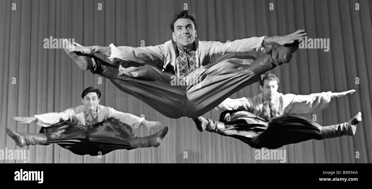 Ukrainian dance outfit soloists performing hopak Stock Photo - Alamy