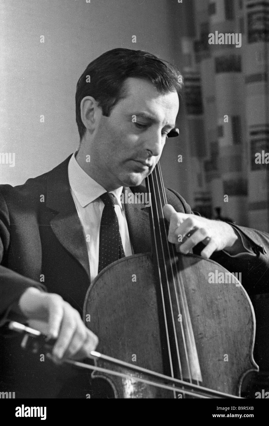 Viola player Daniil Shafran Stock Photo - Alamy