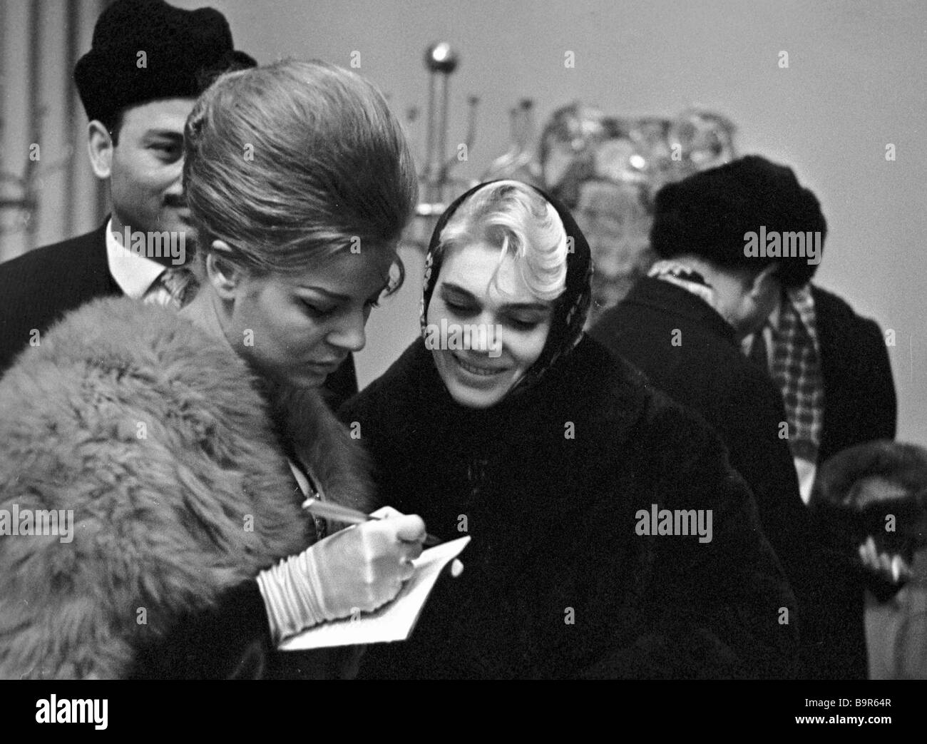 Egyptian actress Nadia Lutfi left gives autographs to Moscow audience ...