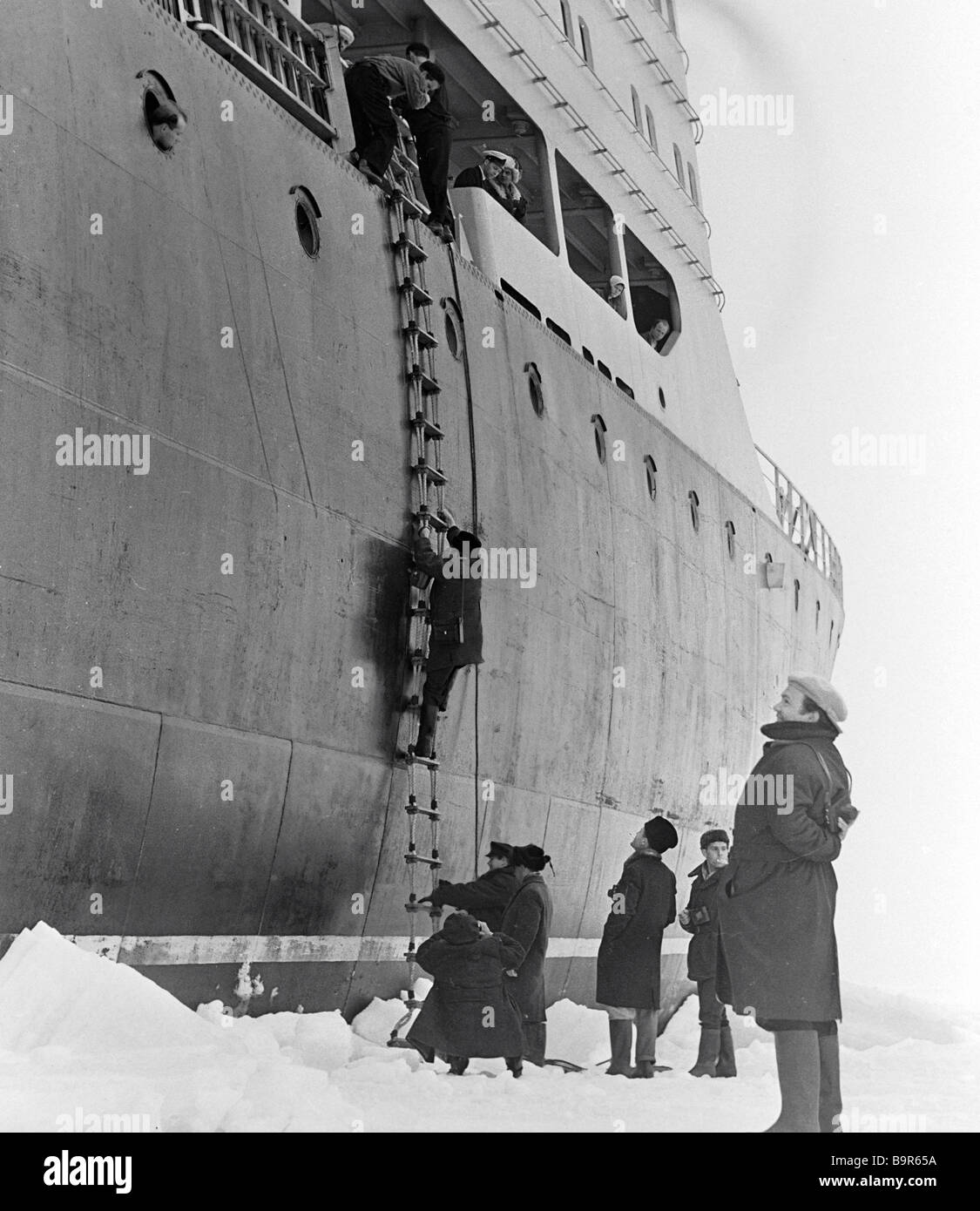 Correspondents leave nuclear powered ice breaker Lenin by rope ladder ...