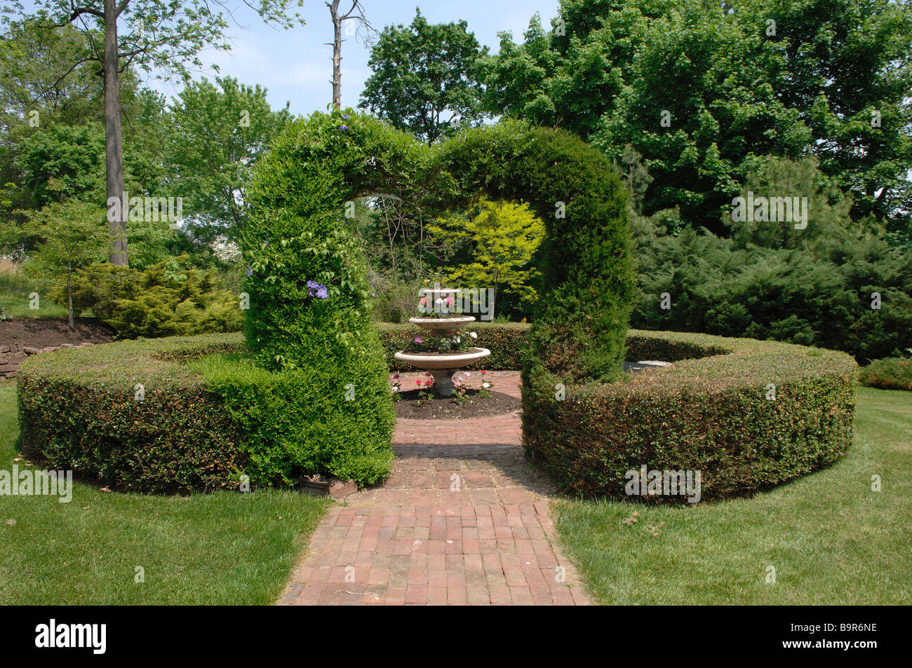 A heart shaped Topiary surounding a fountain Stock Photo - Alamy