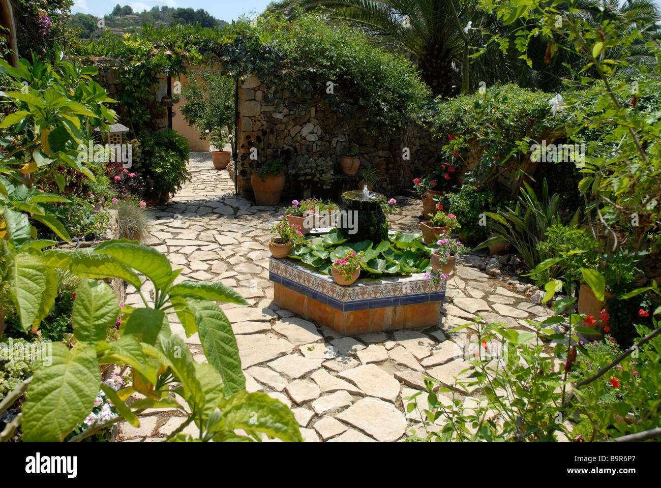 Spanish courtyard hi-res stock photography and images - Alamy