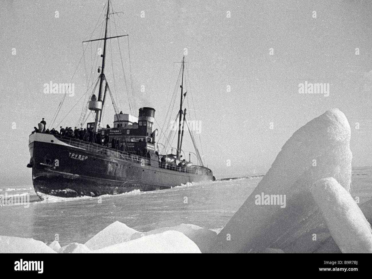 The famous Truvor ice breaker meets halfway the Papanin expedition ...