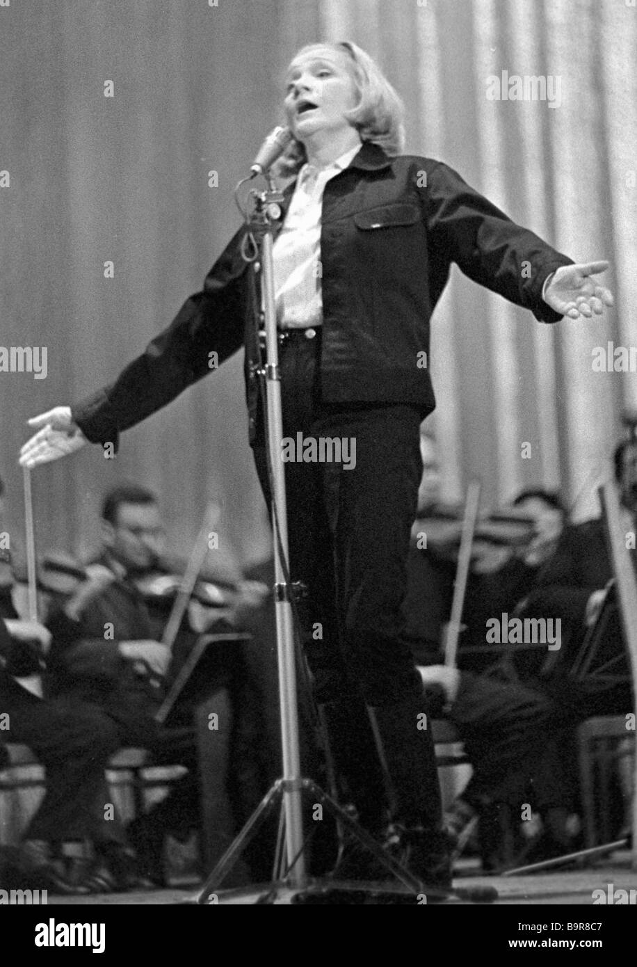 Marlene Dietrich singing Stock Photo - Alamy