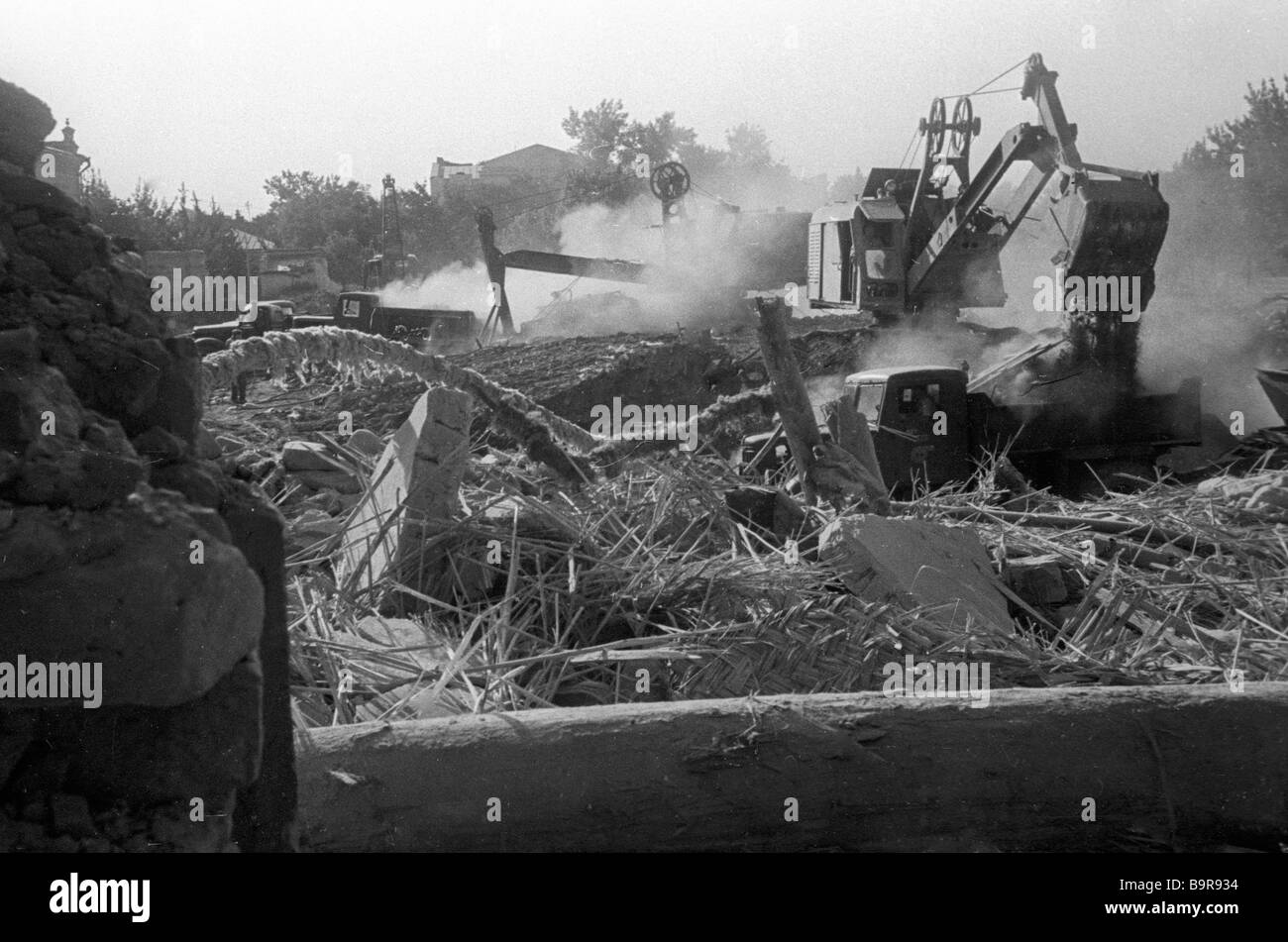 Clearing the debris after the earthquake in Tashkent Stock Photo - Alamy