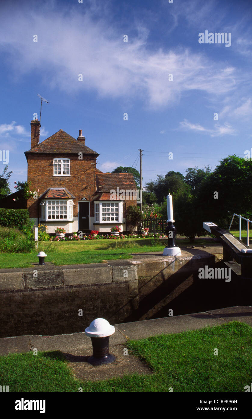 Top lock cottage hi-res stock photography and images - Alamy