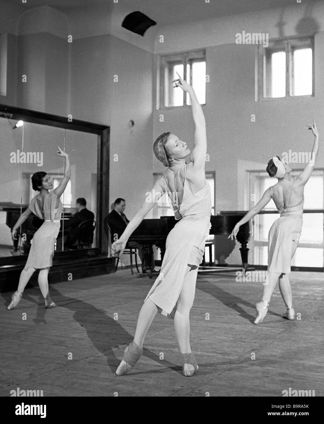 Galina Ulanova Bolshoi Ballet prima in the center during a rehearsal in ...
