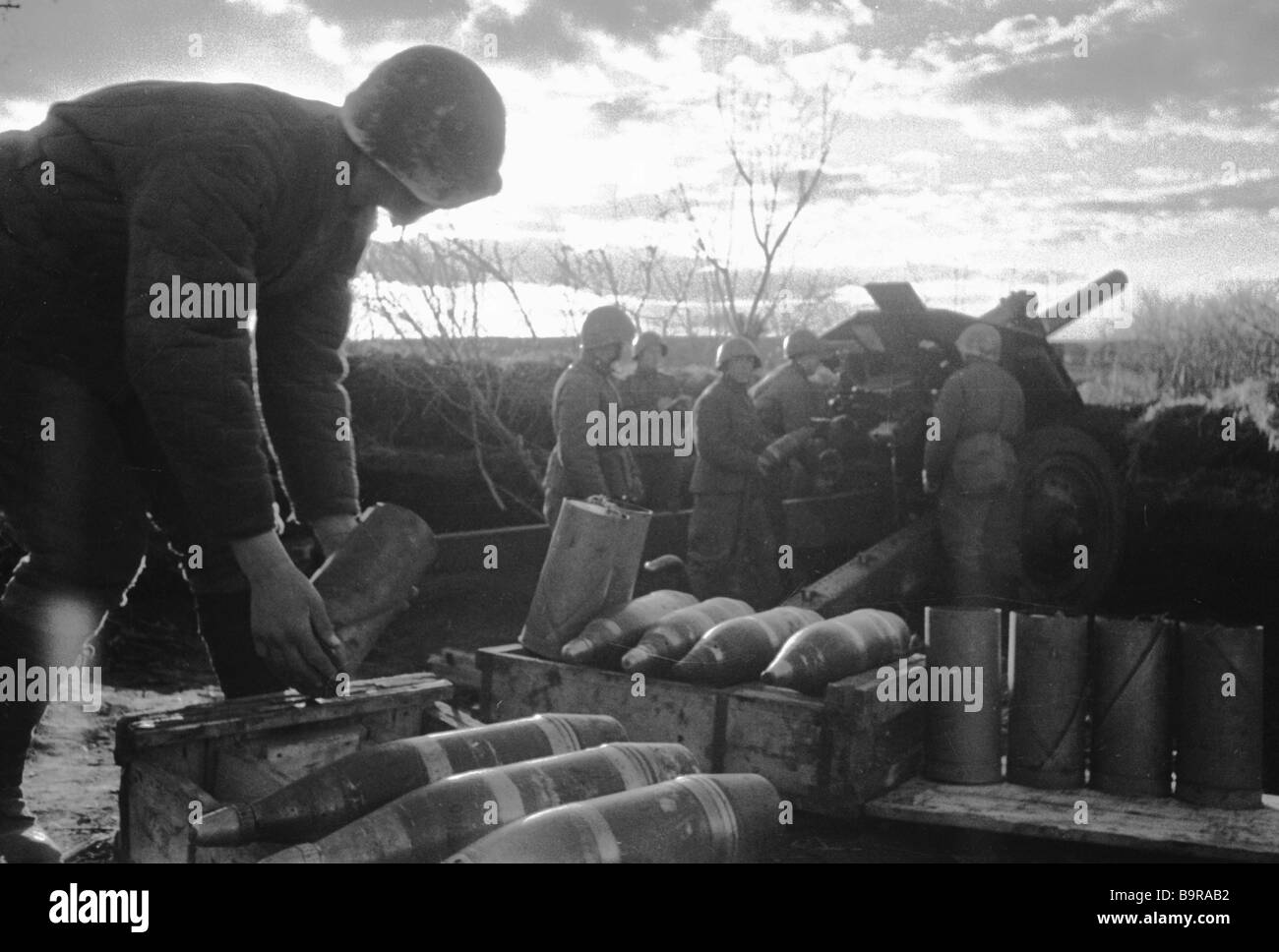 A troop bringing shells to a howitzer Stock Photo - Alamy