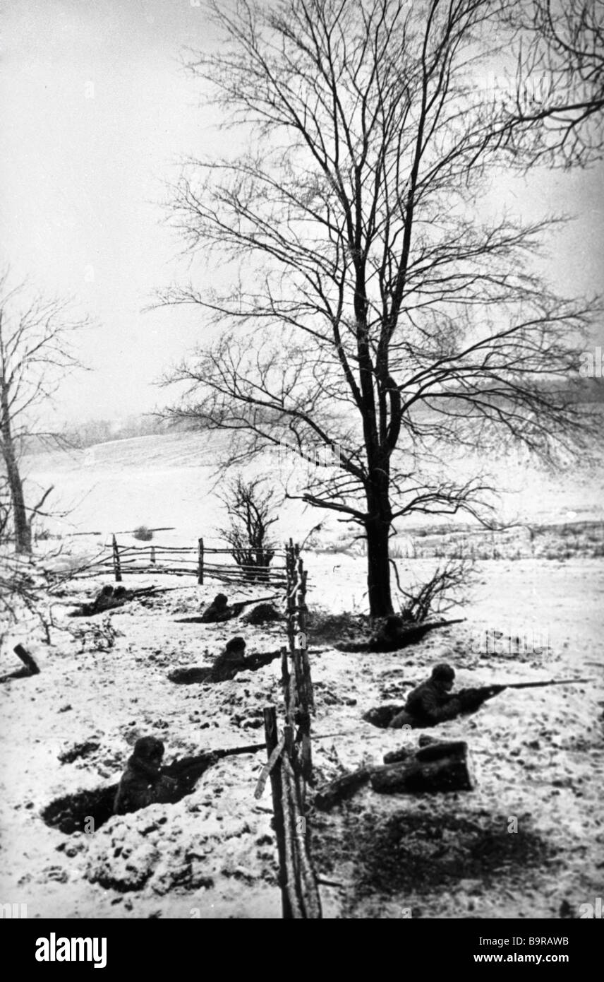 Soviet soldiers with rifles on the frontline of the Western Front The ...
