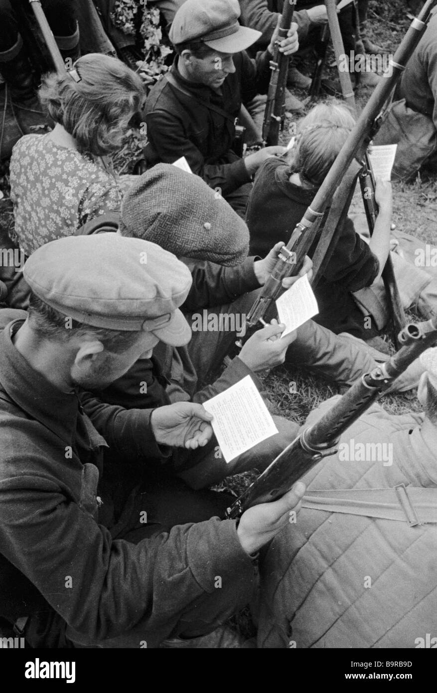 Soldiers reading a guerrilla oath The 1st guerrilla unit in the ...
