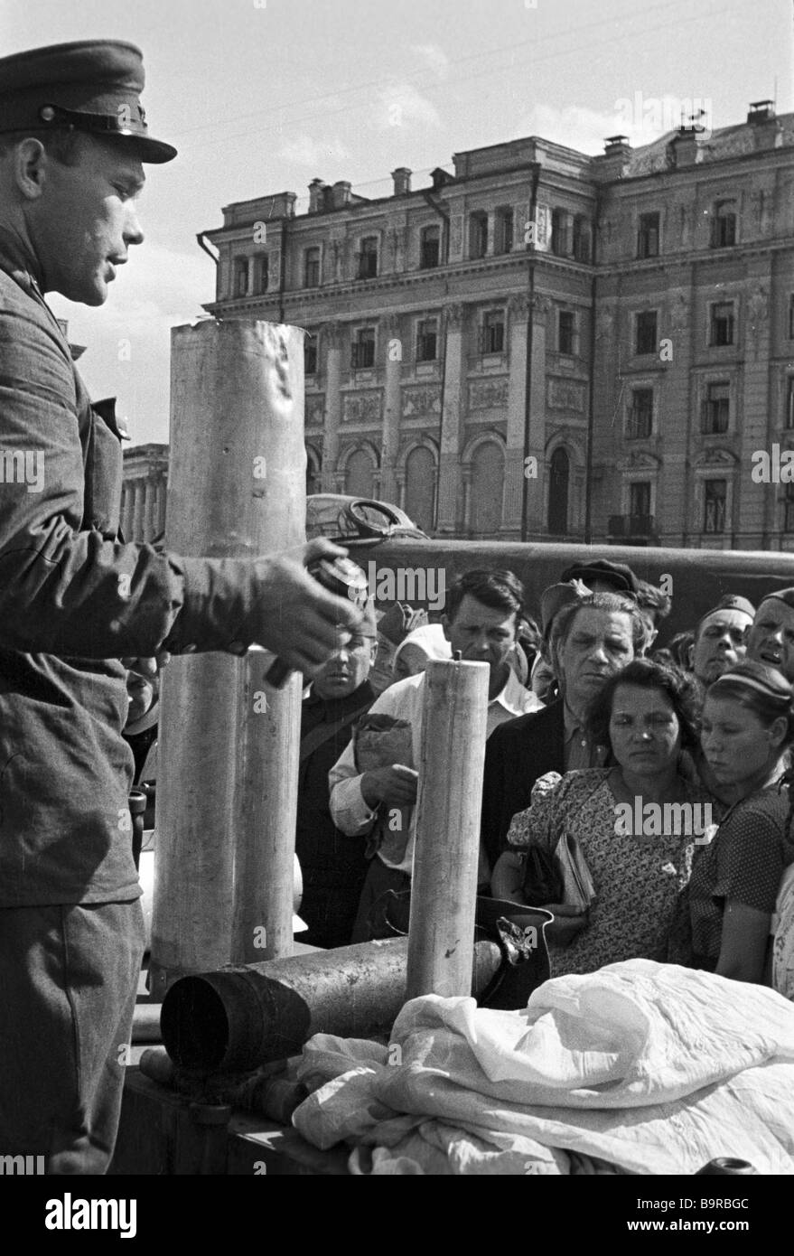 A Red Army soldier teaching Muscovites to neutralize Nazi fire bombs on ...