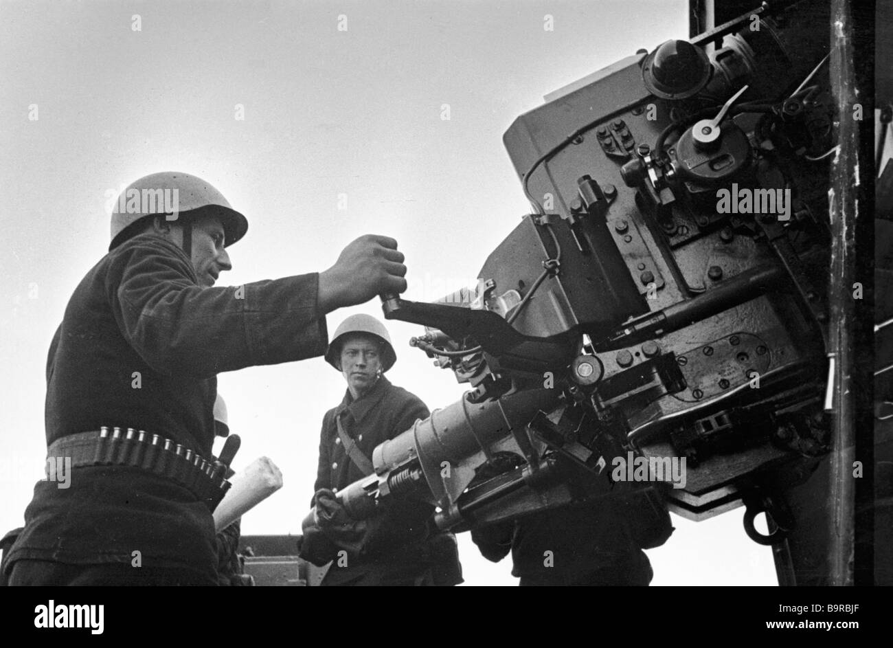 Soviet Northern Fleet AA gunners firing at the enemy Stock Photo - Alamy
