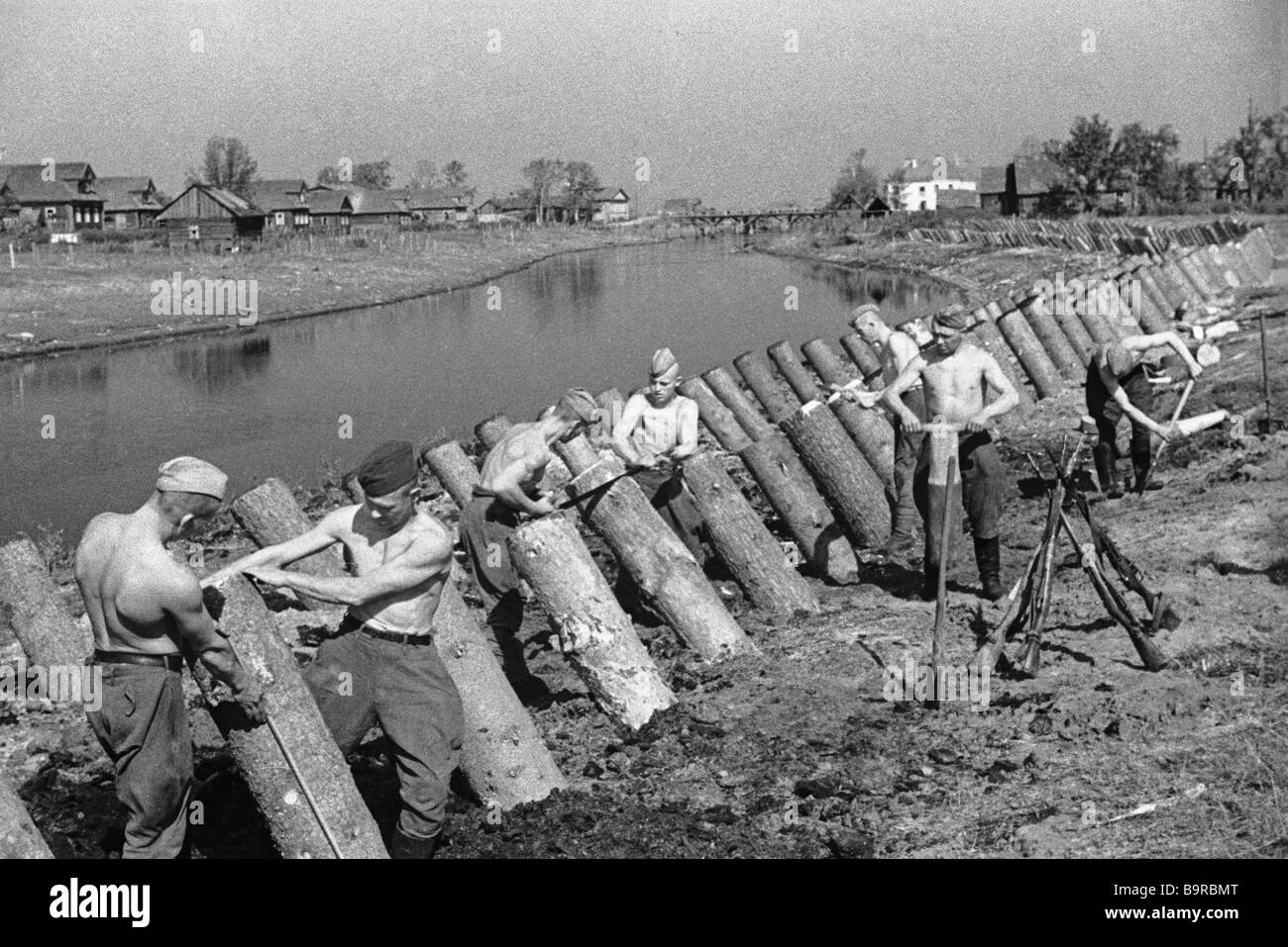 Soldiers building fortifications near Leningrad Stock Photo - Alamy