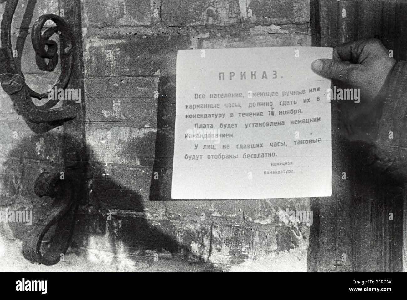 The order of a Nazi commandant All people having watches should hand it ...