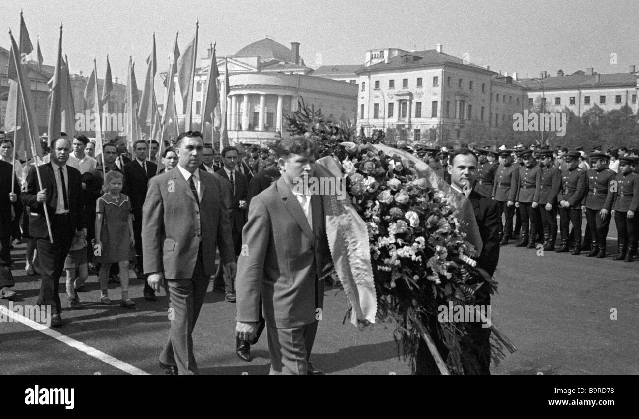 Muscovites come to bow to the Unknown Soldier s tomb Stock Photo - Alamy