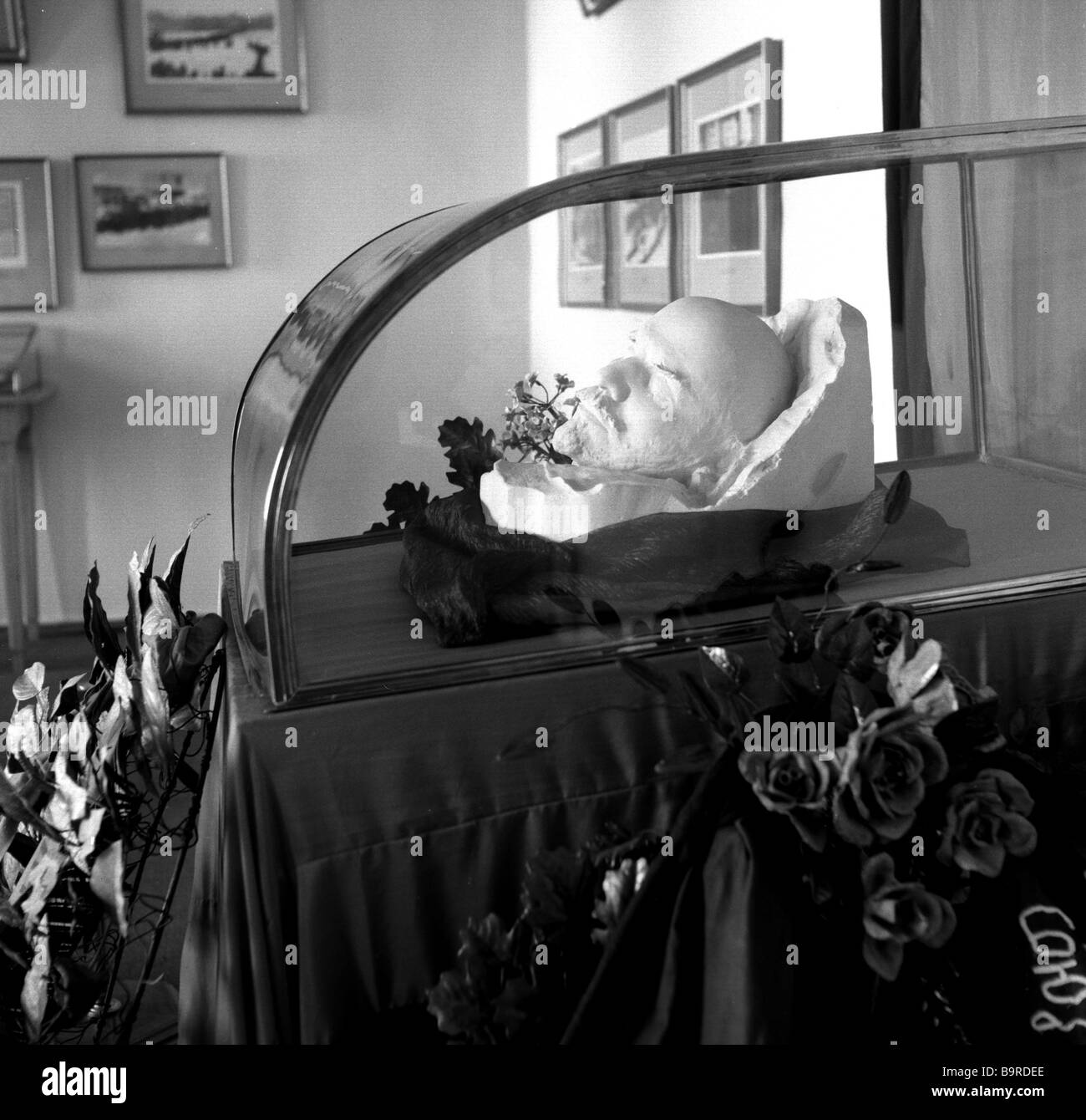 Lenin s posthumous mask on display in his Gorki house museum mourning ...