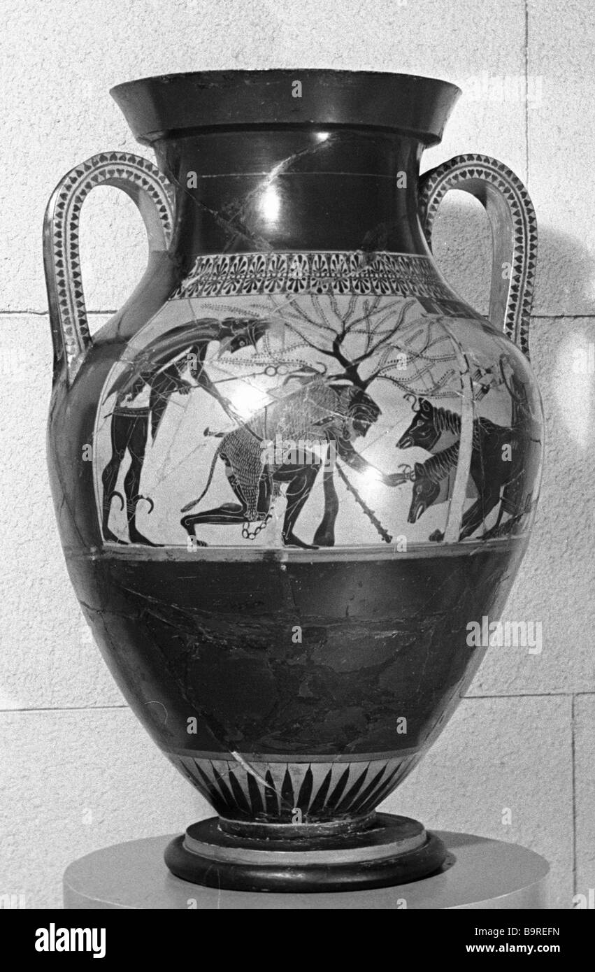 Attic black figure amphora depicting Hercules who abducts Cerberus from ...