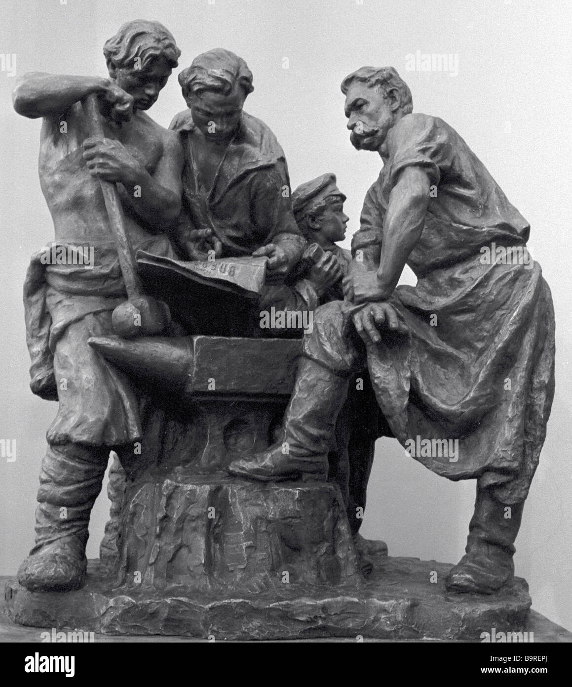 The Vpered Newspaper Readers sculpture by Georgi Toidze Stock Photo - Alamy