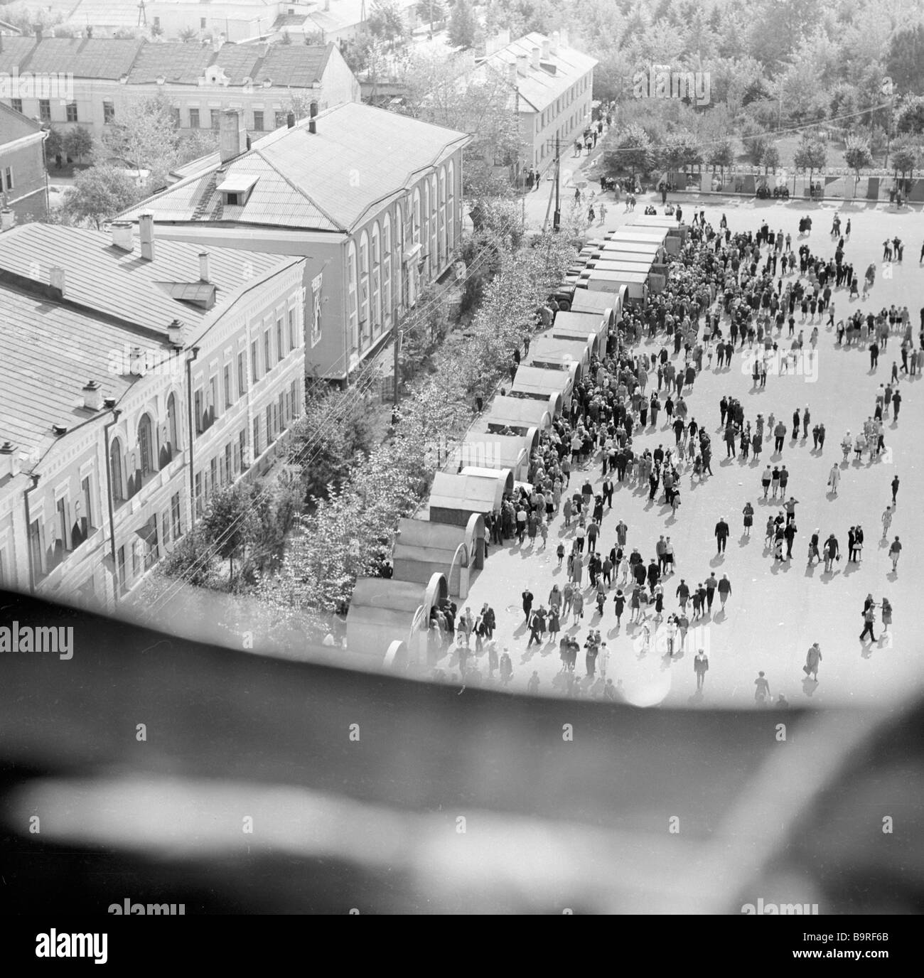 Vending kiosks in the central square of Staraya Russa Stock Photo - Alamy