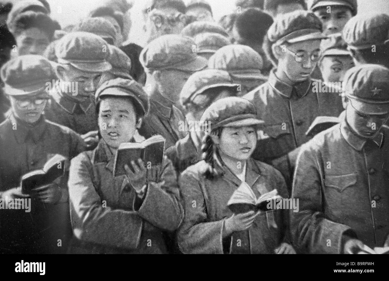 Chinese hongweibings reading Mao Zedong citations Stock Photo - Alamy