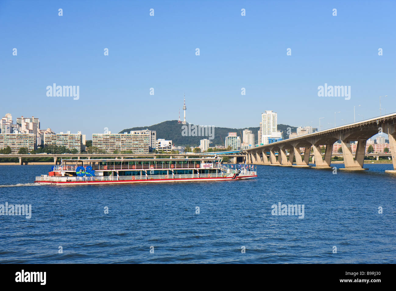 Cruise boat on the Han River, Seoul, South Korea Stock Photo - Alamy