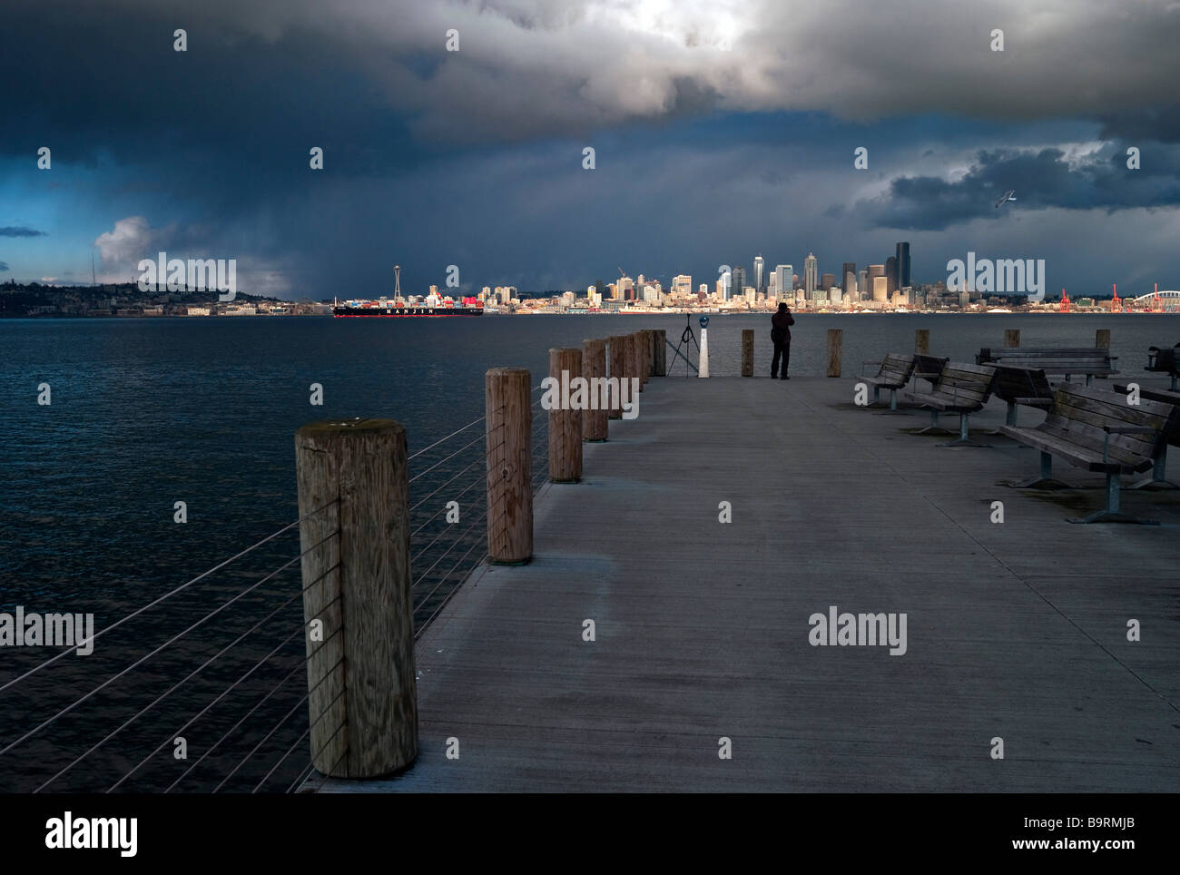 Port of seattle skyline ship hi-res stock photography and images - Alamy