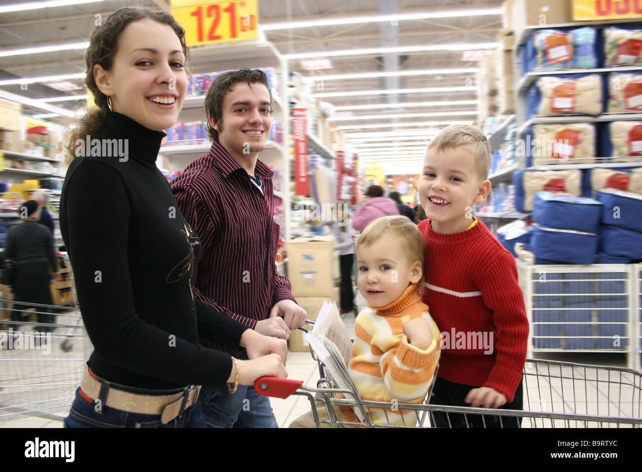 Family of four in supermarket hi-res stock photography and images - Alamy