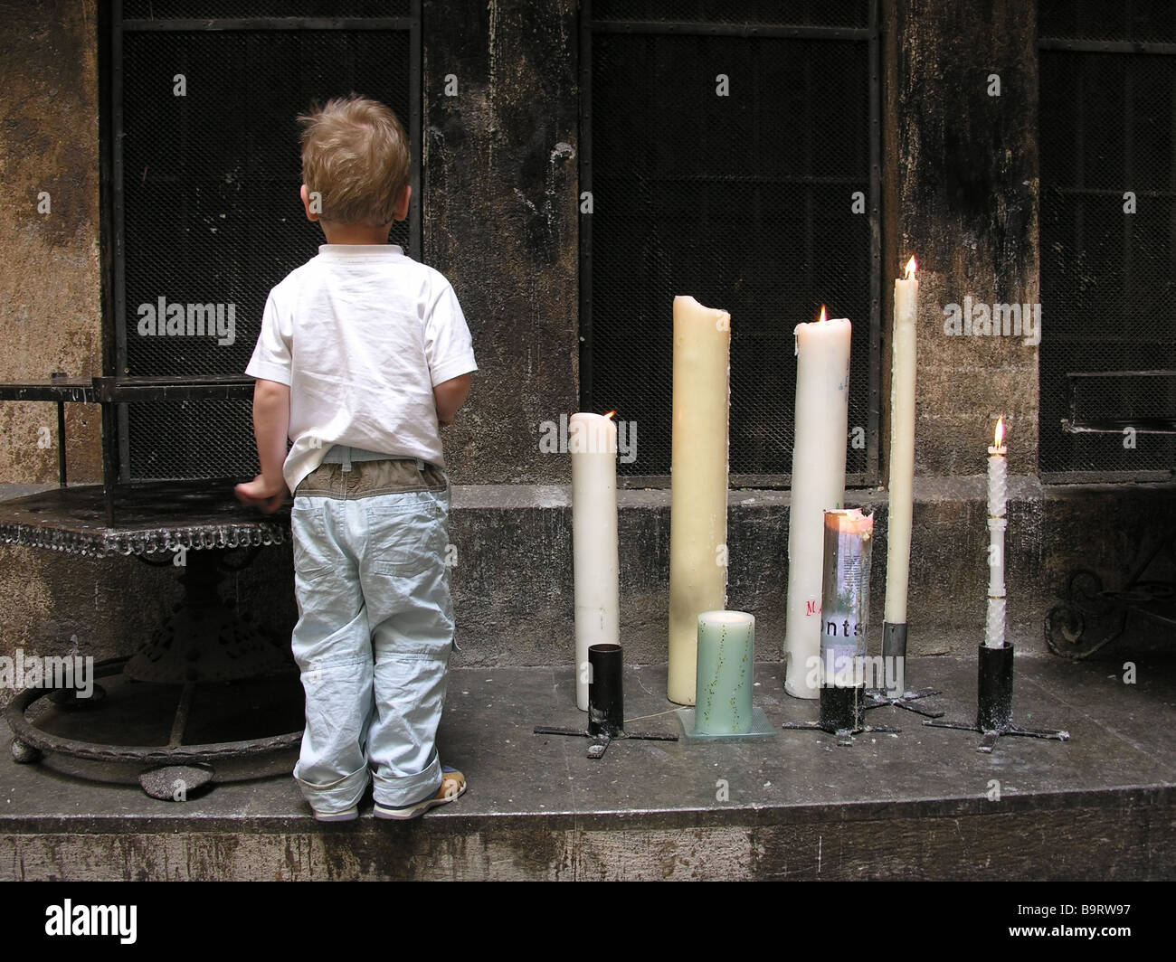 Child praying for peace hi-res stock photography and images - Alamy