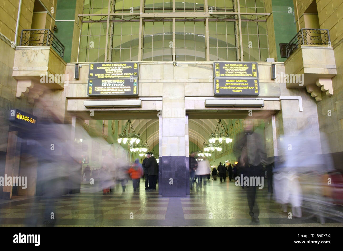 moving people in railroad station Stock Photo - Alamy