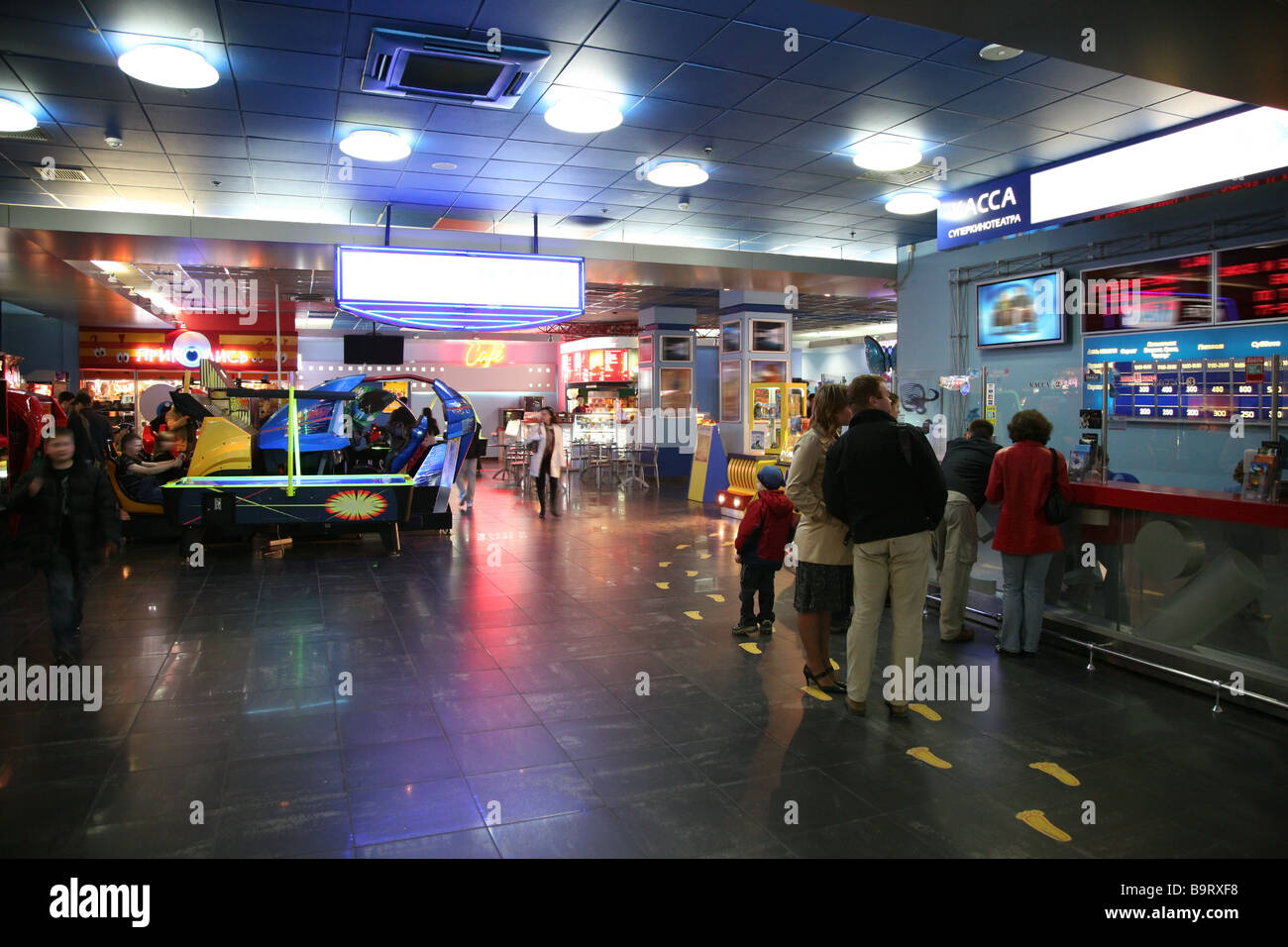 Movie theater crowd interior hi-res stock photography and images - Alamy