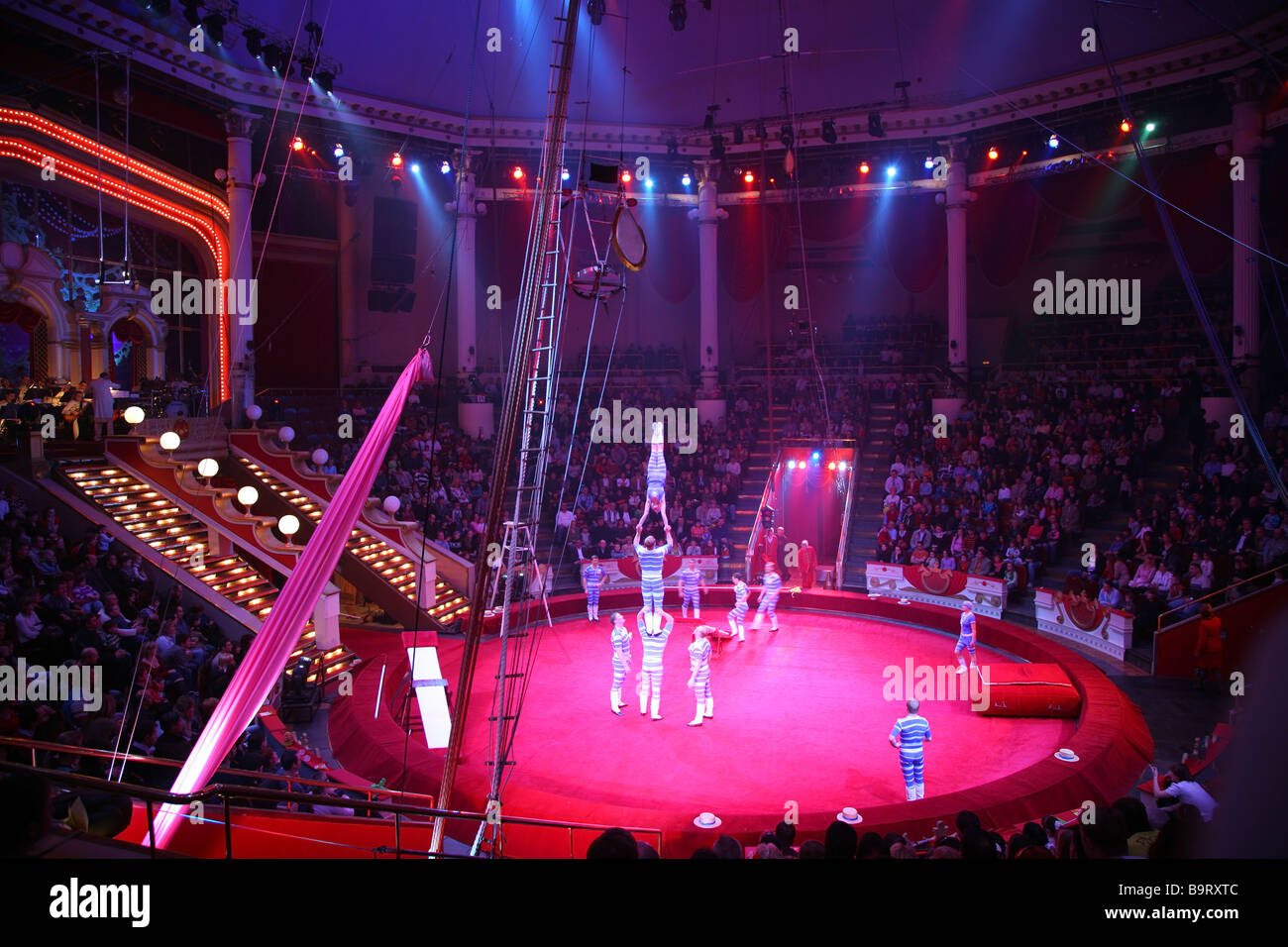 Circus show clowns audience hi-res stock photography and images - Alamy
